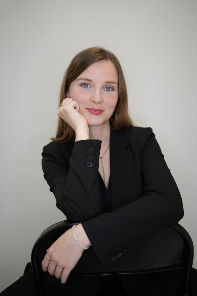 Managerin Lia - Bomnal Studio